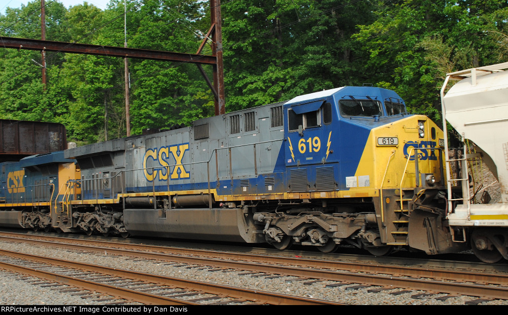 CSX AC60CW 619 in YN2 trails on K)33-13.